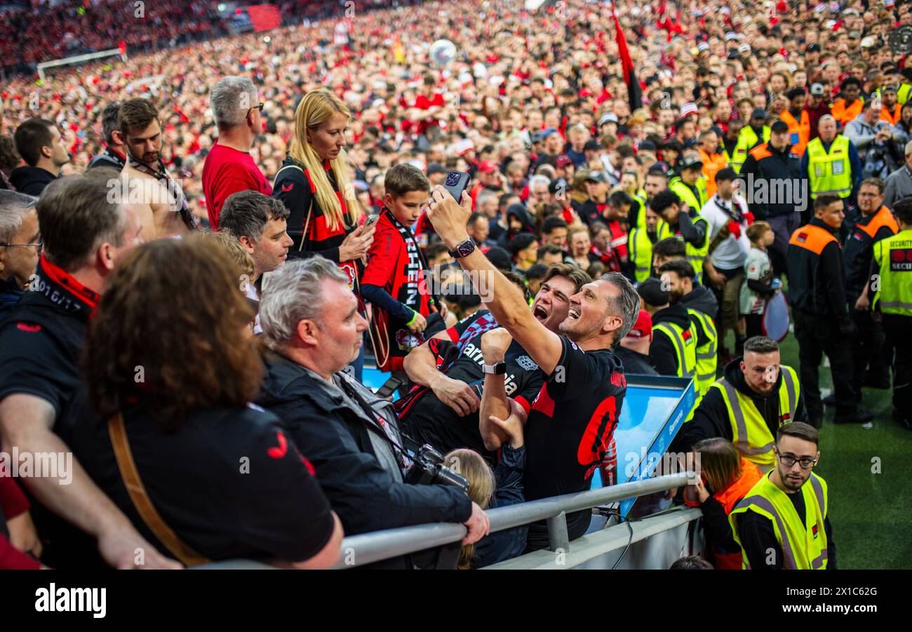 Leverkusen Deutschland. April 2024. Leverkusen Fans feiern die deutsche ...