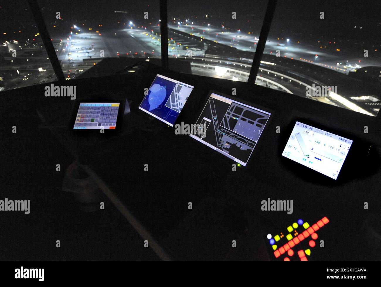 Tower at the airport of vienna schwechat -Fotos und -Bildmaterial in ...