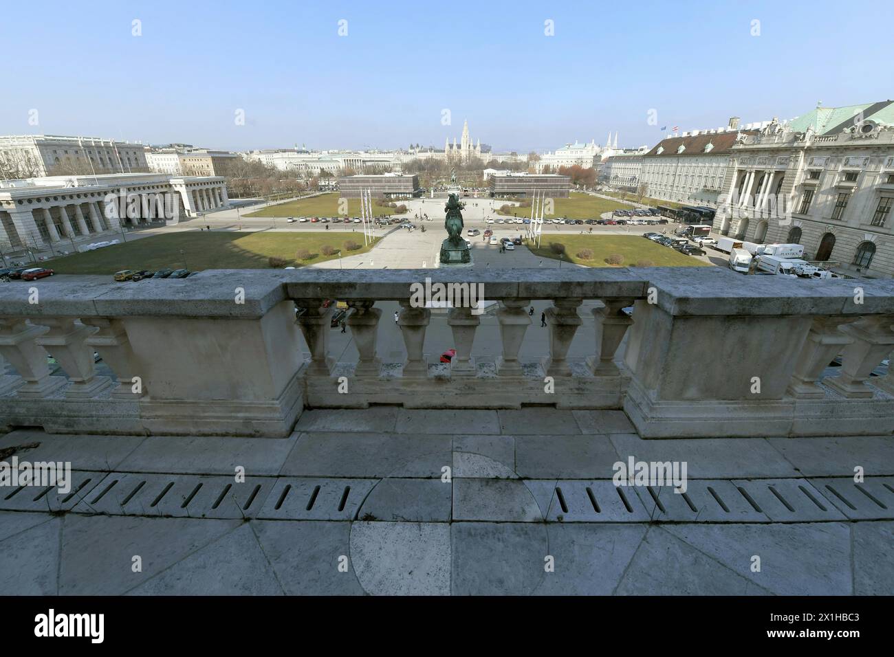Der Balkon des Schlossflügels Neue Burg der Hofburg mit Blick auf den ...