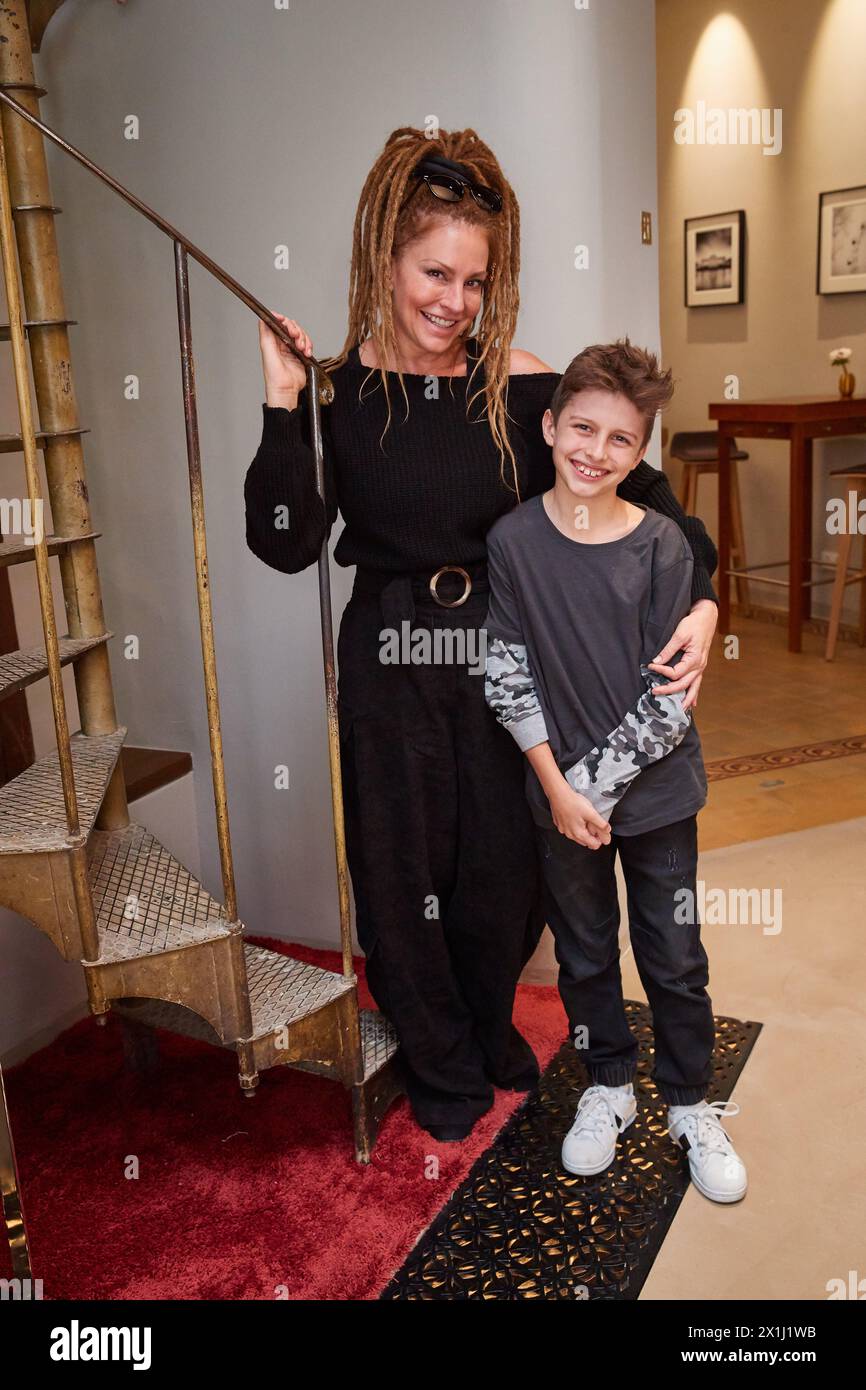 Simmone Jade MacKinnon und ihr Sohn Madigan (9) kommen am 4. April 2019 ...