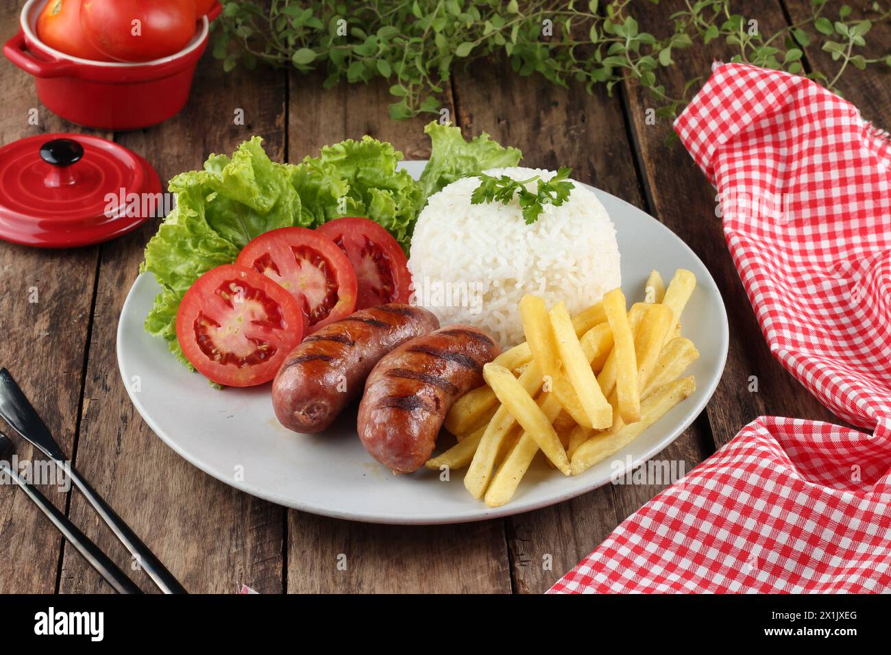 Wurstsalat mit pommes -Fotos und -Bildmaterial in hoher Auflösung – Alamy