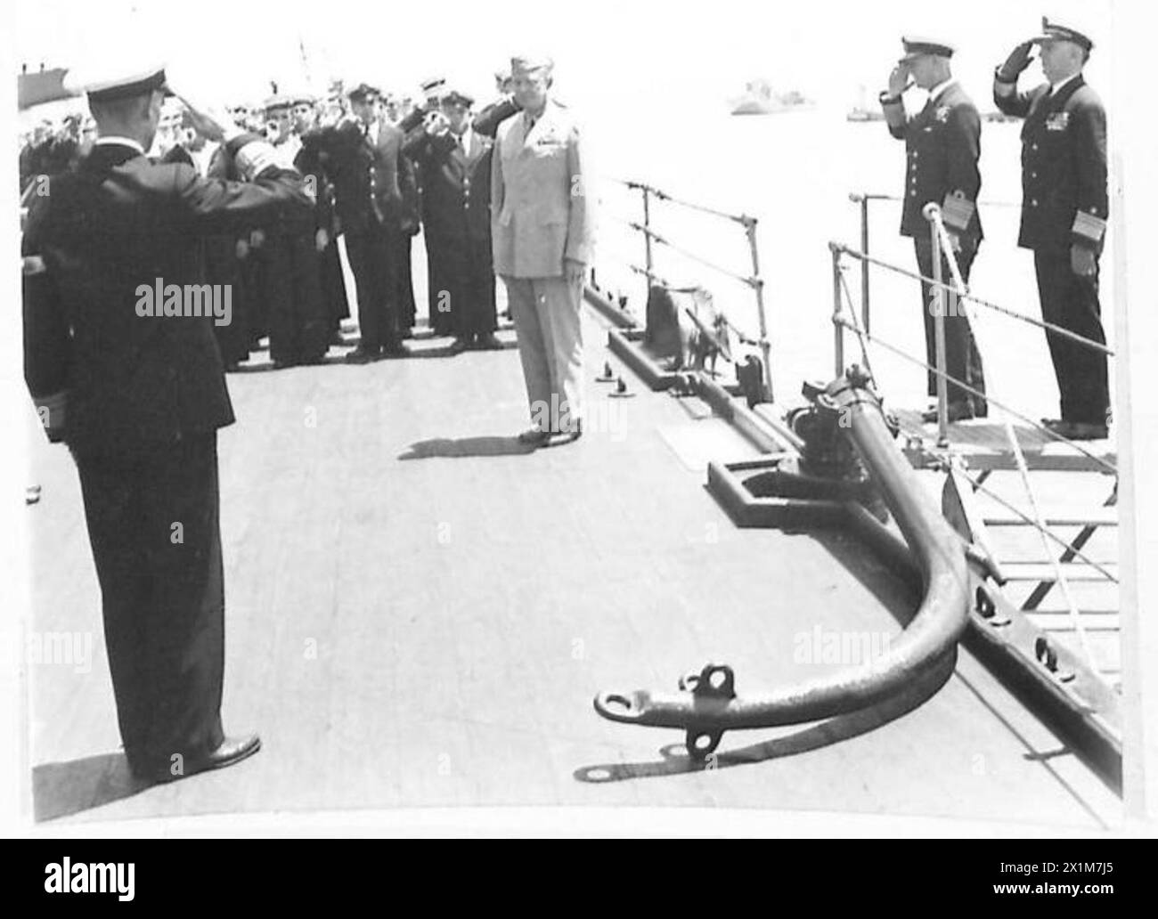 GENERAL EISENHOWER BESUCHT BRITISCHE FLOTTE IN NORDAFRIKANISCHEN ...