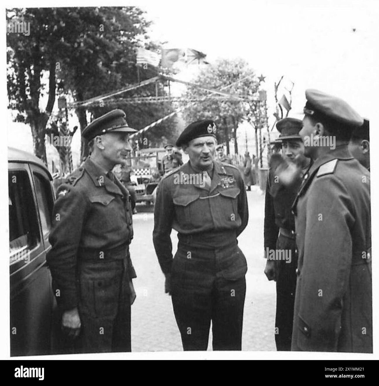 FELDMARSCHALL MONTGOMERY BESUCHT MARSCHALL ROKOSSOVSKY IN SEINEM ...