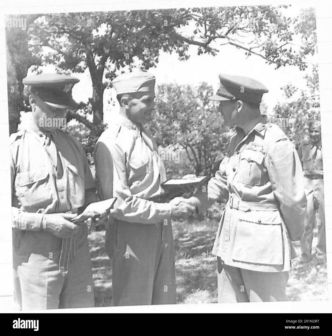 M. DER KÖNIG IM HAUPTQUARTIER - LIEUT. General Sir John Harding und ...