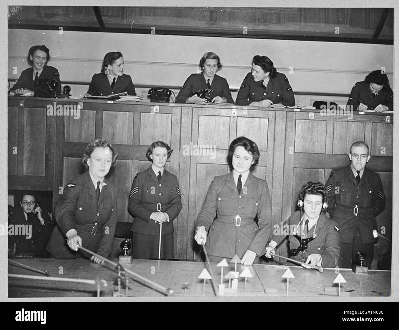 W.A.A.F. Plotter arbeiten 1942 im Operationsraum einer Royal Air Force ...