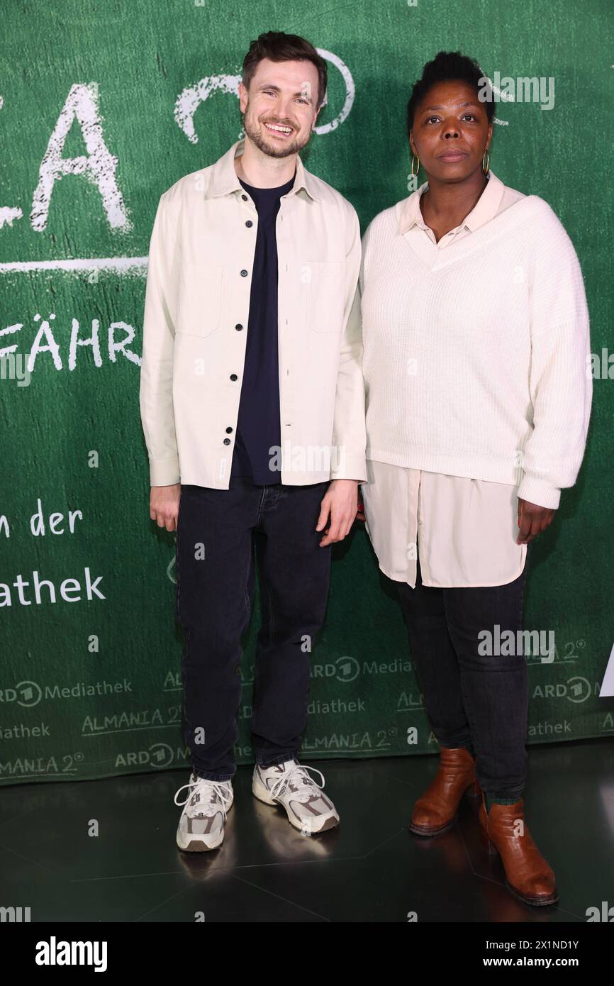 ALMANIA - Staffel 2 Premiere Phil Laude Rolle: Lehrer Frank Stimpel und ...