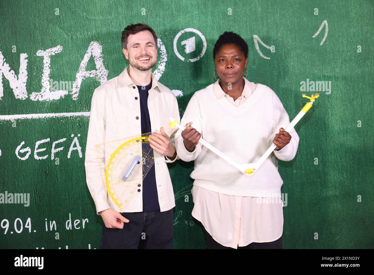 ALMANIA - Staffel 2 Premiere Phil Laude Rolle: Lehrer Frank Stimpel und ...