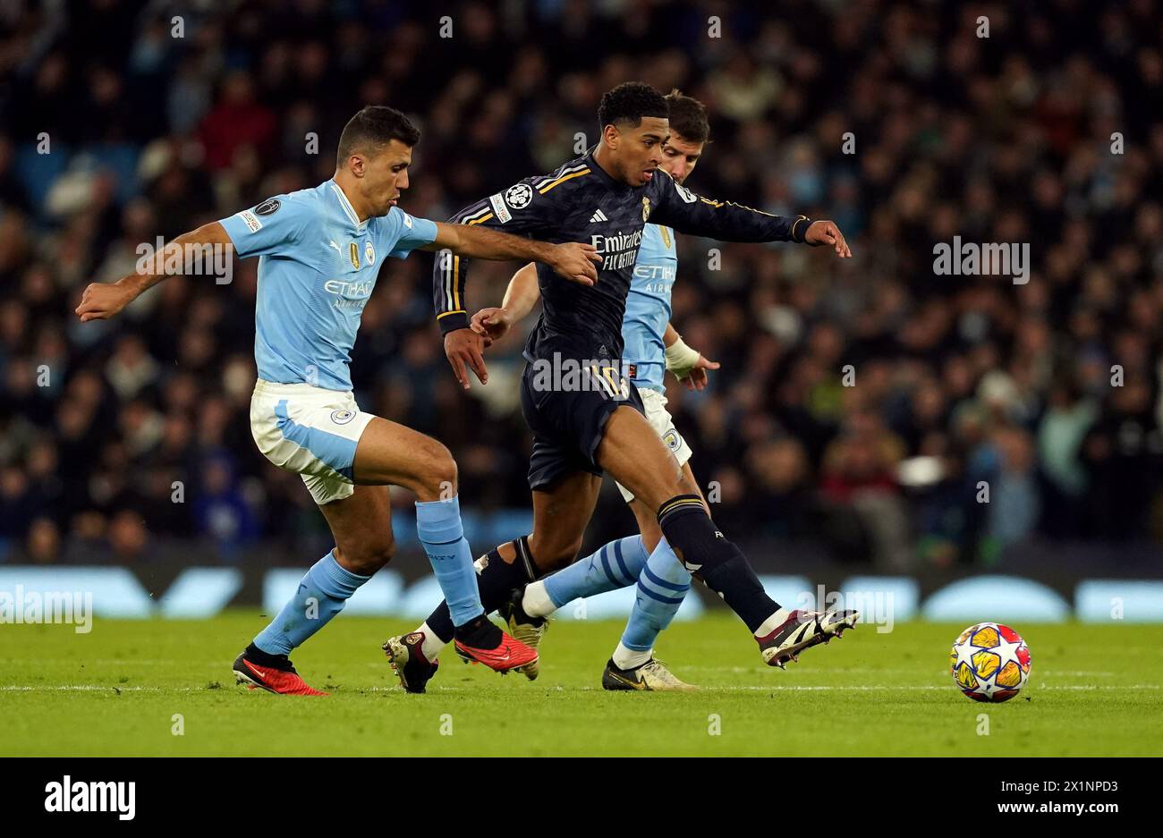 Jude Bellingham (Mitte) von Real Madrid wird im Viertelfinale der UEFA ...