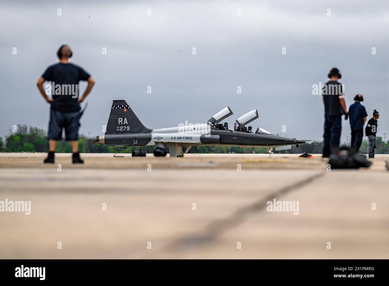 Captain Ralph Galati und Major Jason Dark, 560th Flying Training Wing ...
