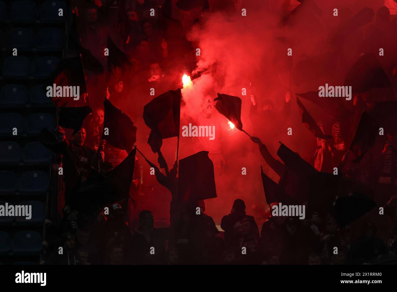 Pyrotechnik fans -Fotos und -Bildmaterial in hoher Auflösung – Alamy