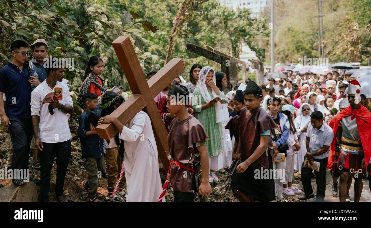 Christliche Devotees nehmen an einem Auftritt zur Nachstellung der Kreuzigung Jesu Christi ...