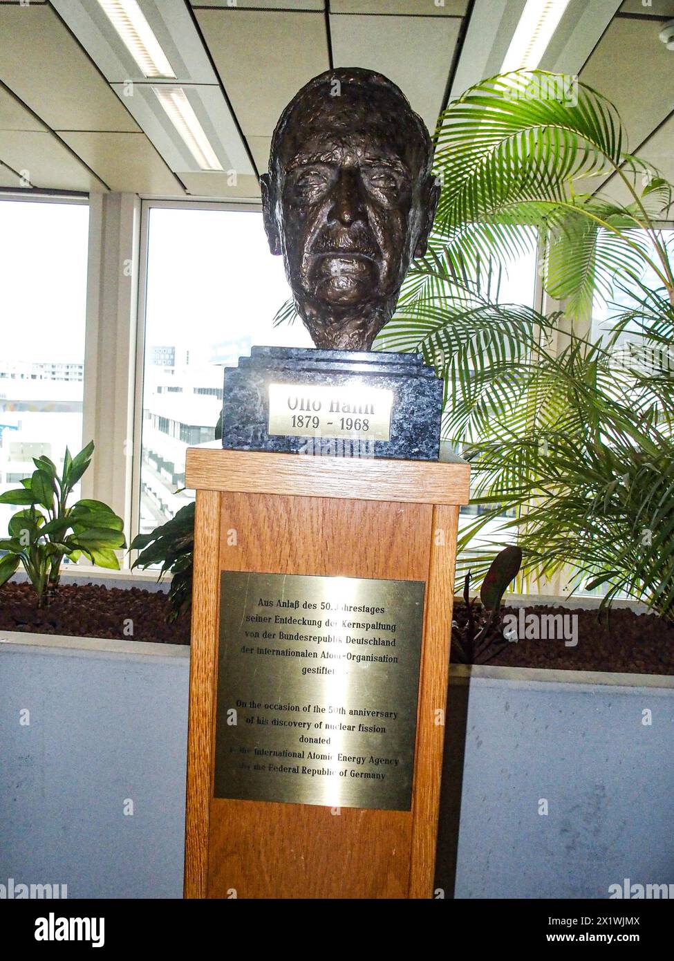 Wien, Österreich, Österreich. April 2024. Bronzekopf von OTTO HAHN im ...