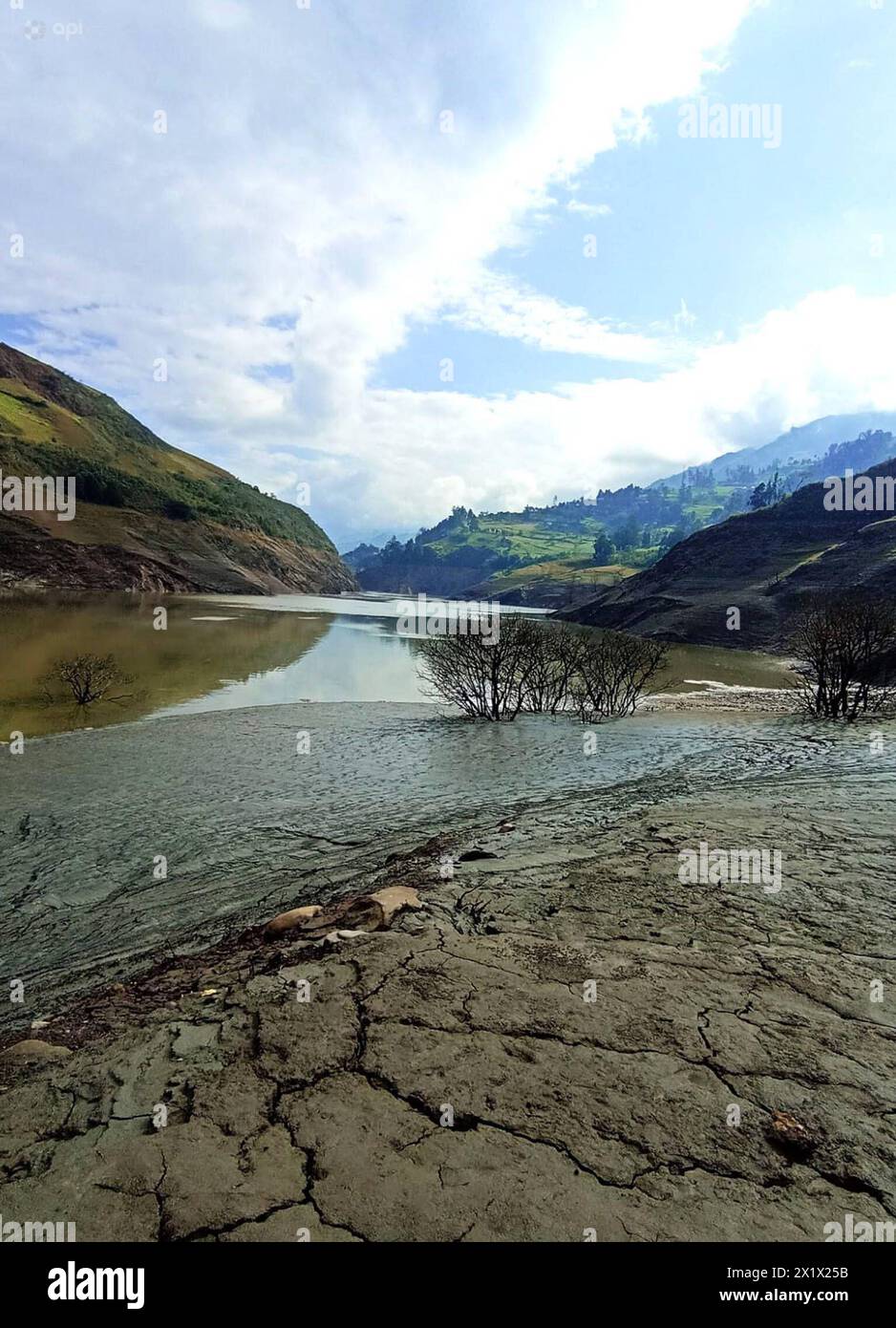 CUENCA-CAUDAL-EMBALSE-MAZAR Cuenca, Ecuador 18 de abril de 2024 El Agua ...