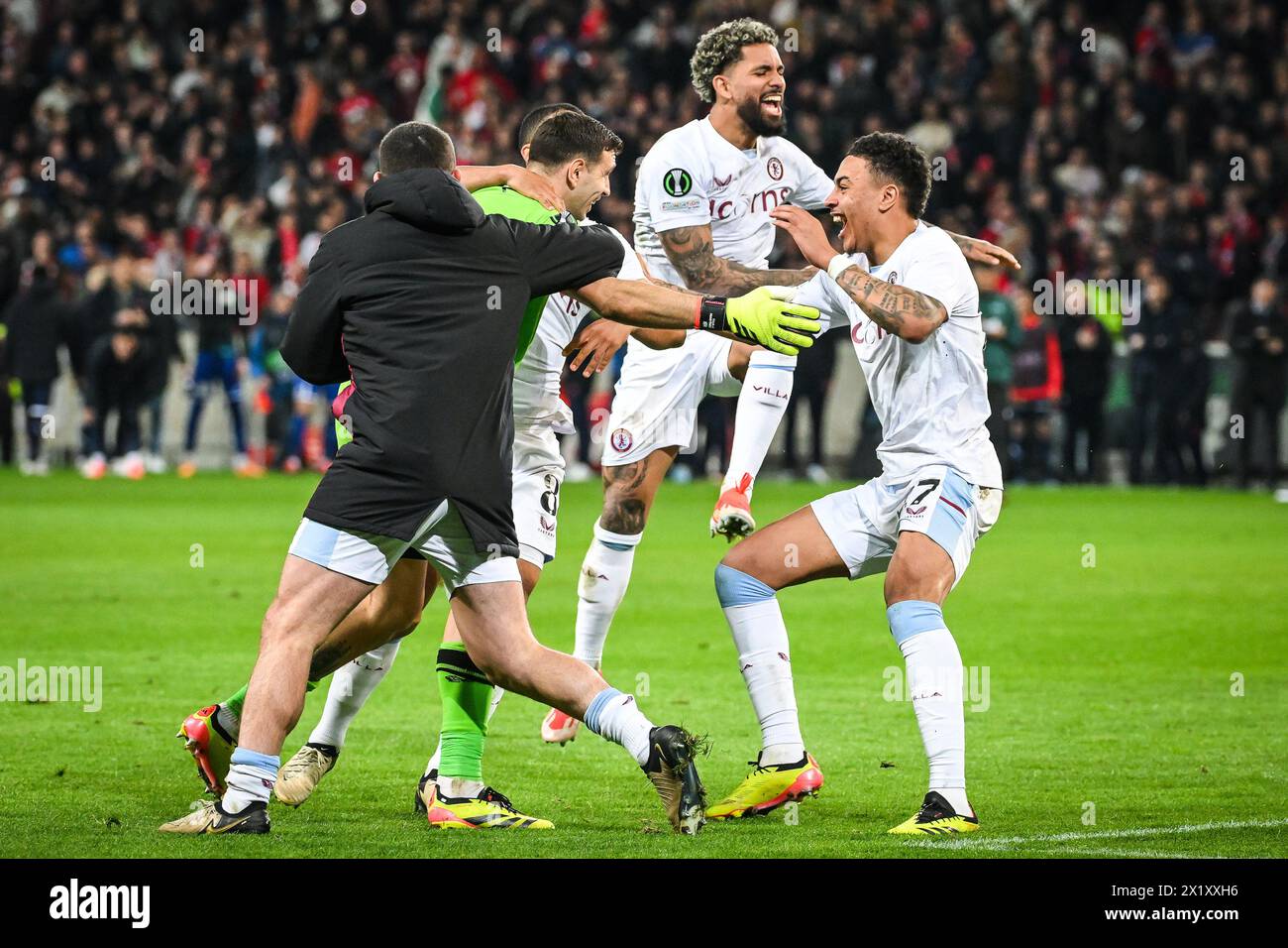 Emiliano MARTINEZ aus Aston Villa, Douglas LUIZ aus Aston Villa und ...