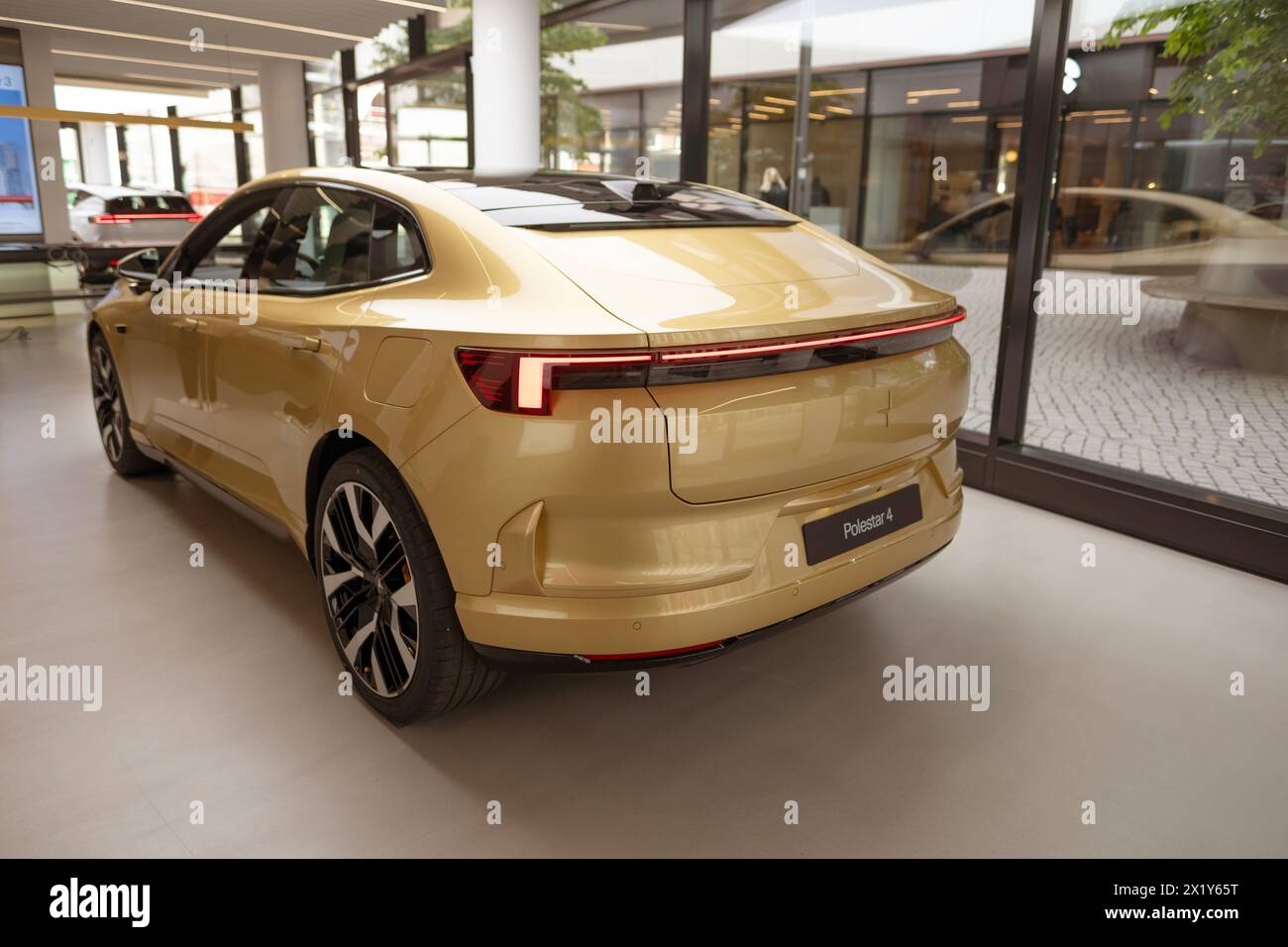 Glänzendes goldenes Auto Polestar 4 das neue vollelektrische SUV-Coupé ...