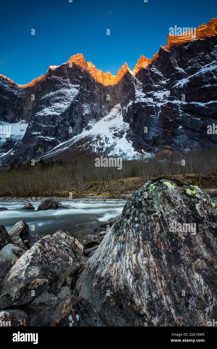 Berglandschaft mit frühmorgendlichem alpenglow an der Trollmauer und ...