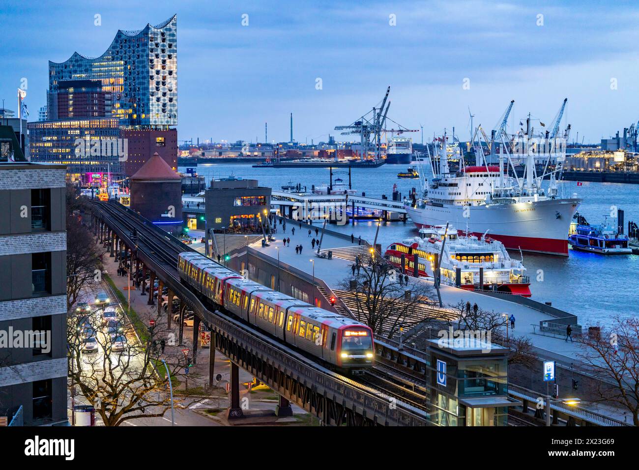 Hamburger Hafen, Hochbahn verläuft entlang der Elbpromenade, von, bis ...