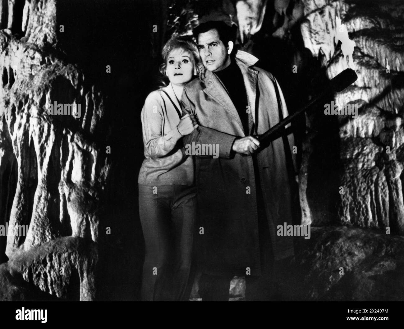 Karin Field, Adrian Hoven, am Set des deutsch-jugoslawischen Films „Cave of the Living Dead ...