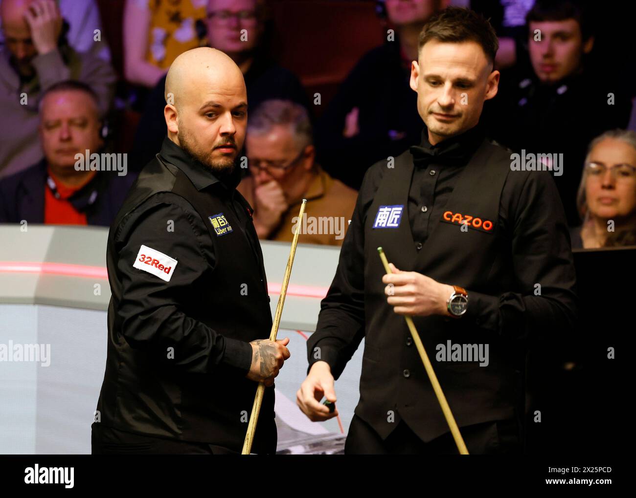 Luca Brecel während seines Spiels gegen David Gilbert (rechts) am ...