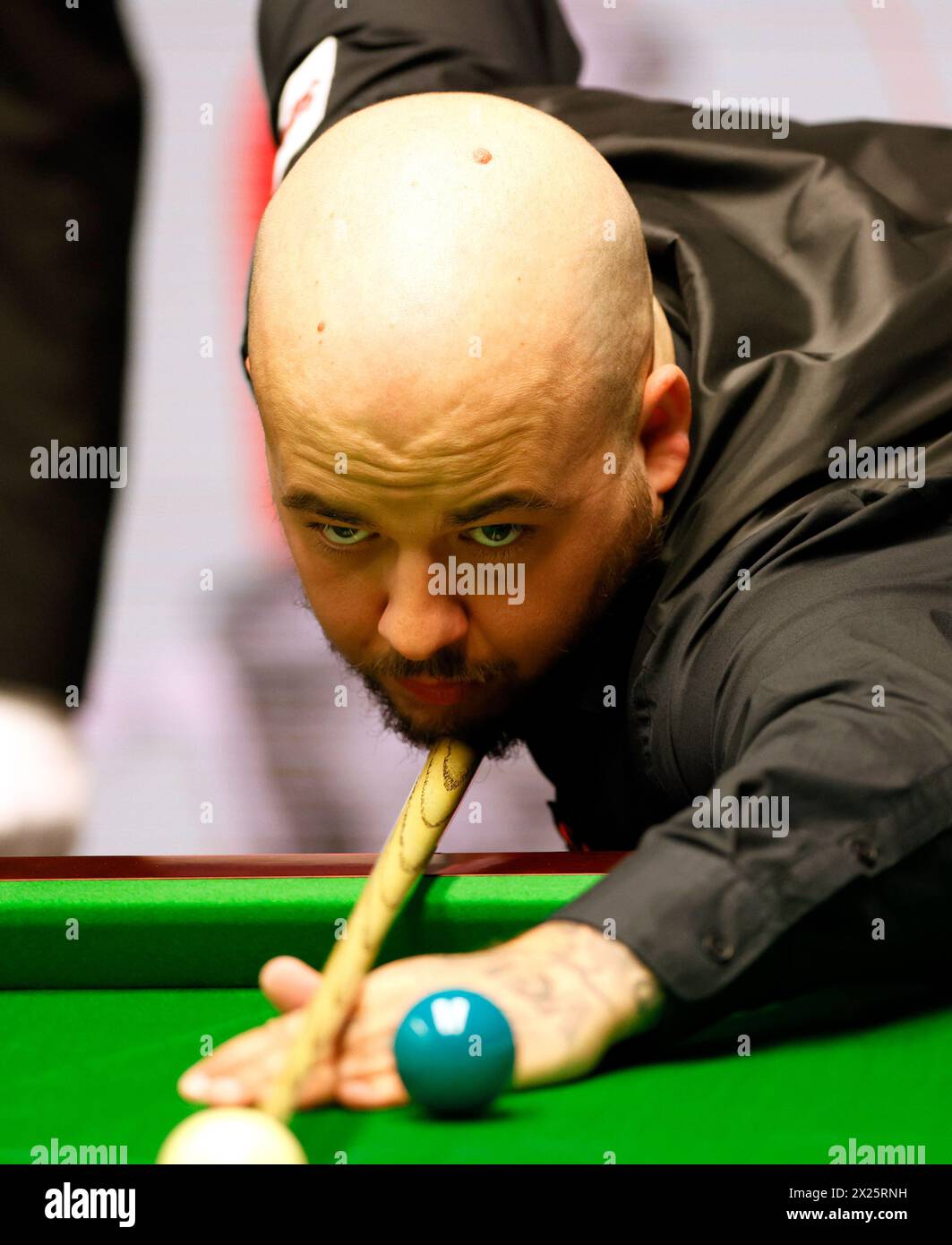 Luca Brecel während seines Spiels gegen David Gilbert (nicht abgebildet ...