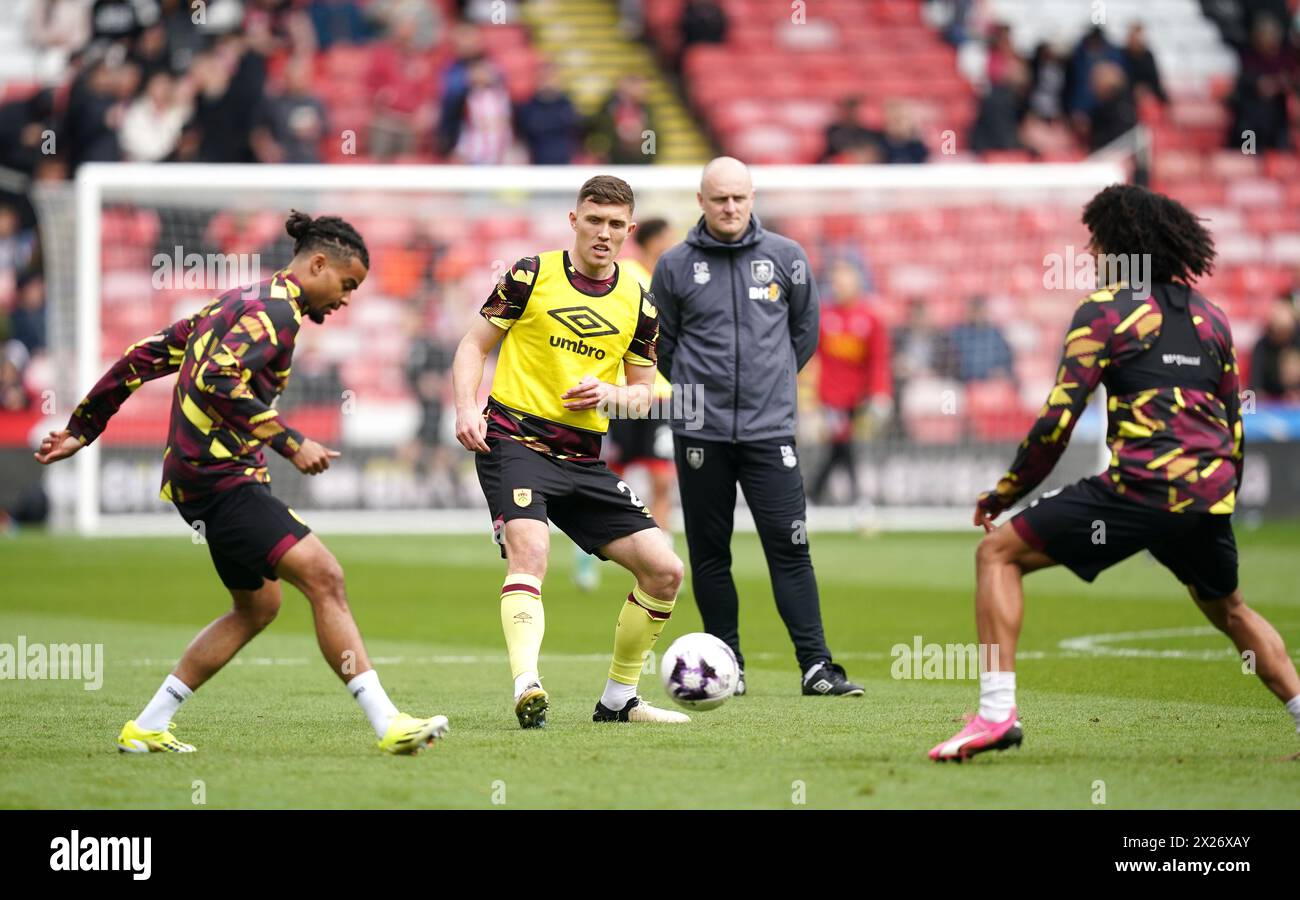 Burnleys Dara O'Shea wärmt sich vor dem Premier League-Spiel in der ...