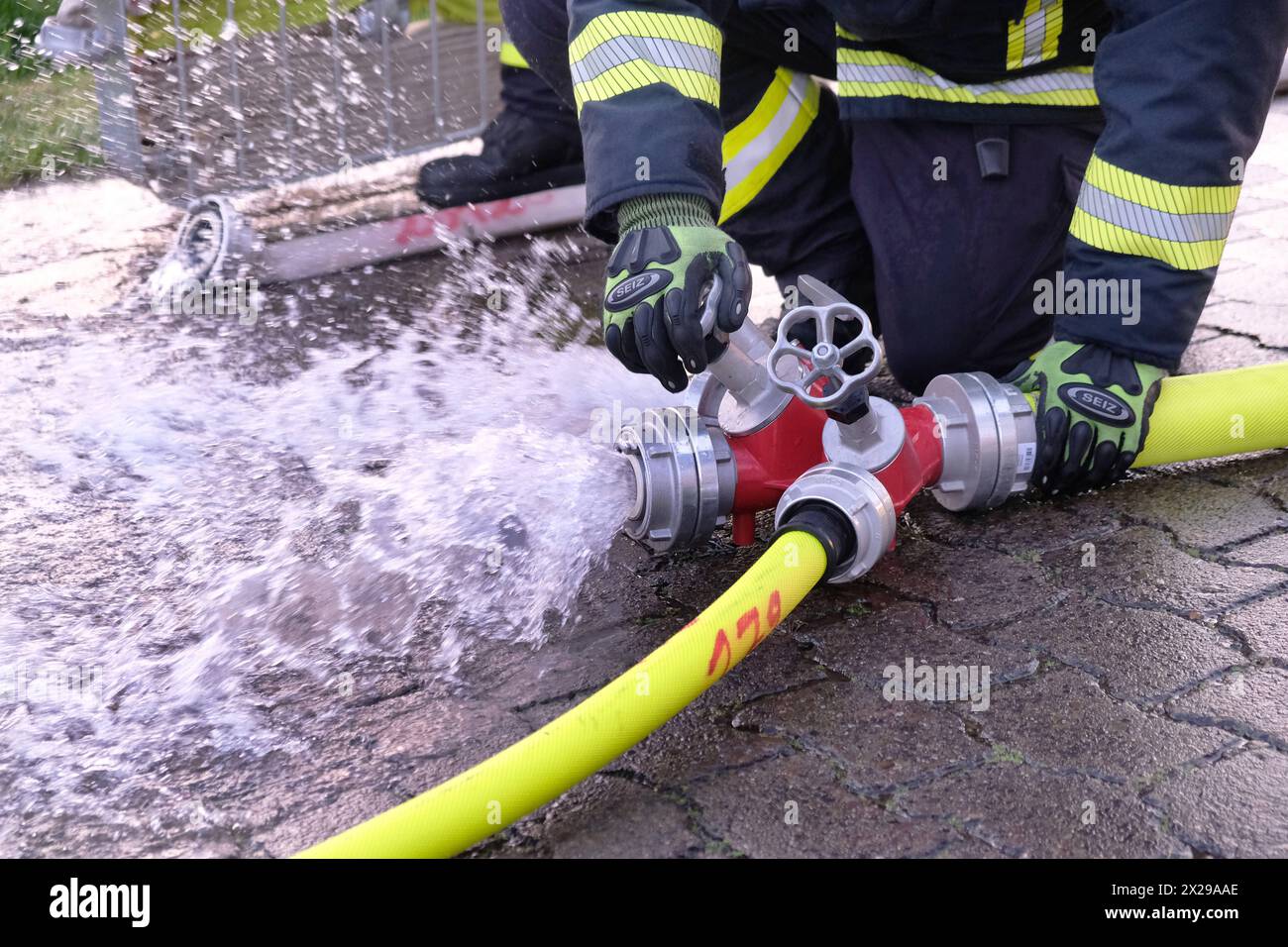 Blaulicht Feuerwehr in verschiedenen Bildern und Aktionen in ...