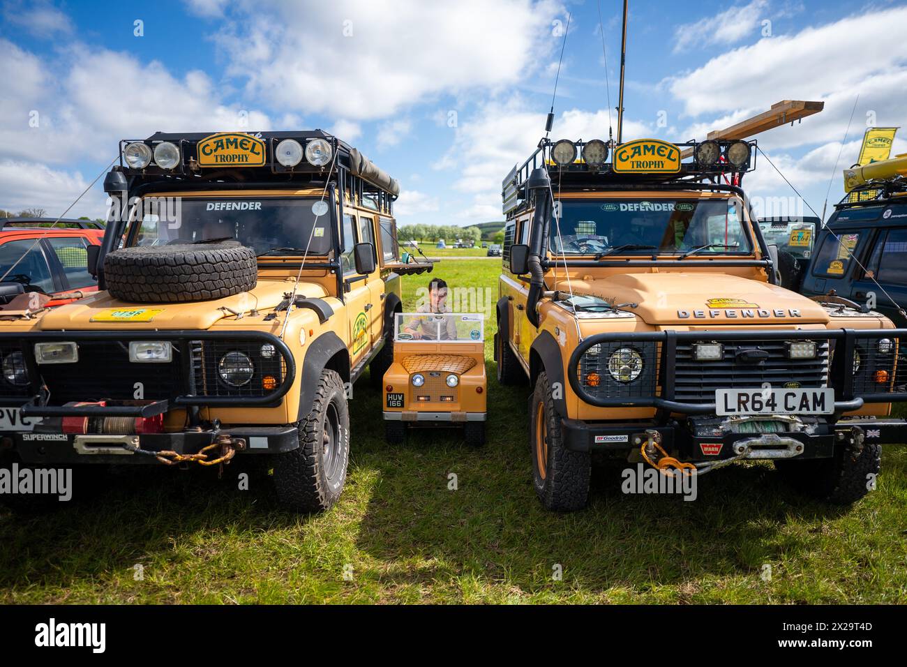 Huw Williams, 10 Jahre alt, fährt einen modifizierten Elektromobil ...