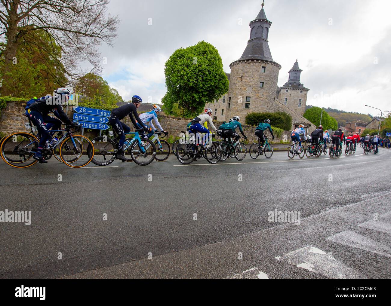 Lüttich, Belgien, 21. April 2024, das Feld passiert die Straßenschilder ...