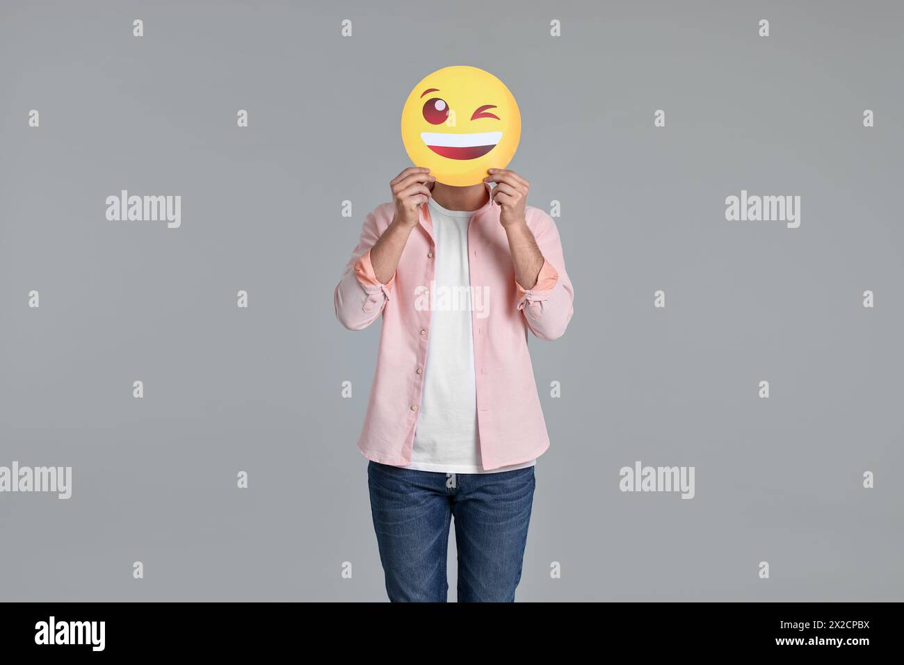Winking emoji emoticon smiley -Fotos und -Bildmaterial in hoher ...