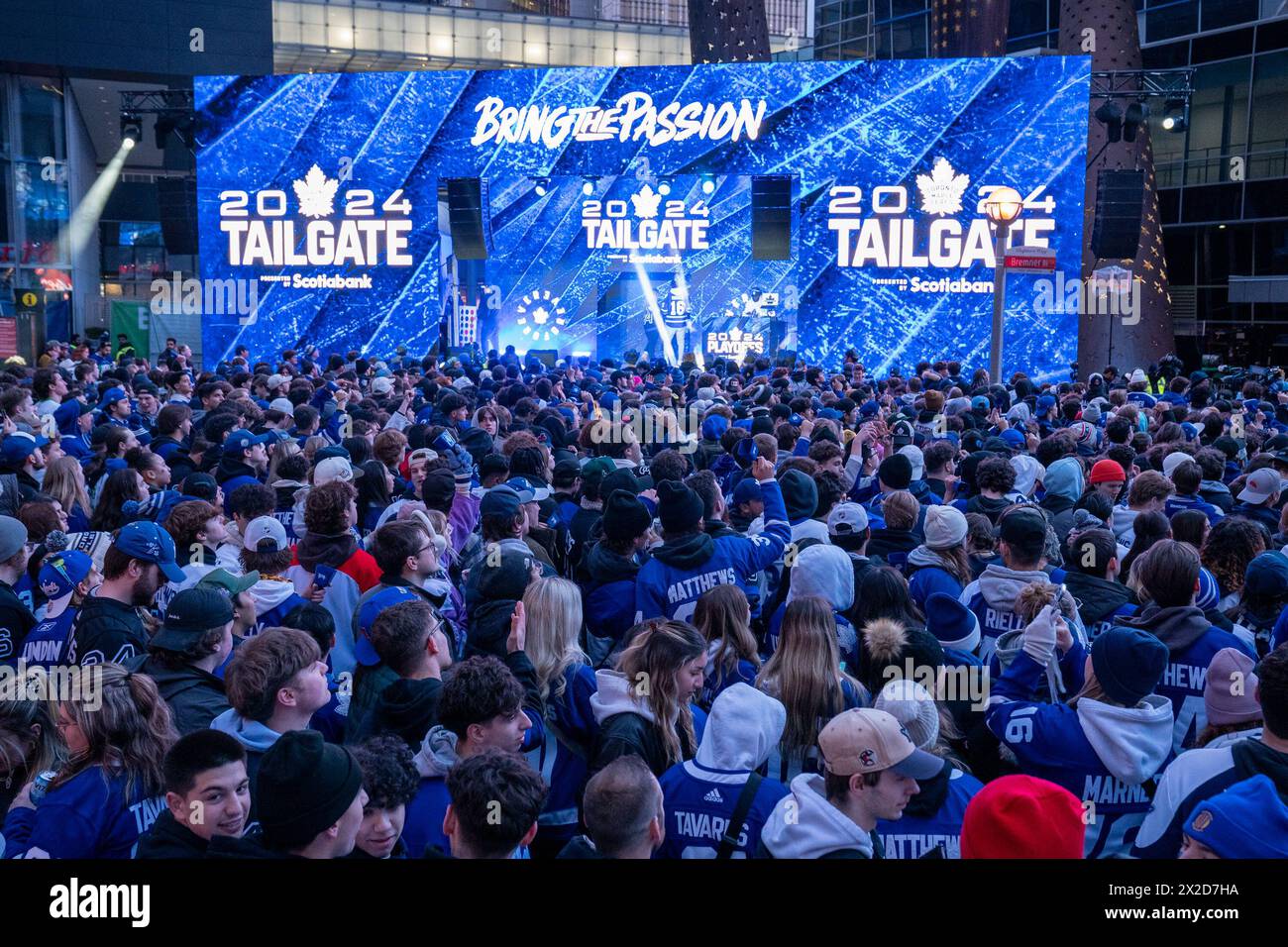 Toronto, Kanada. April 2024. Fans treffen sich am Maple Leaf Square vor ...