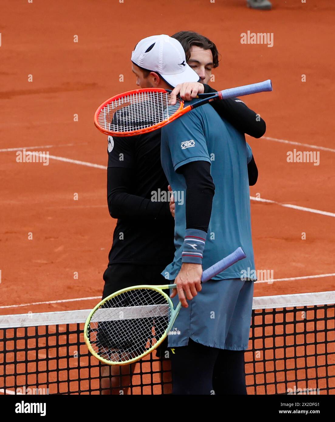 München, Deutschland. April 2024. Jan-Lennard Struff (R) aus Deutschland umarmt Taylor Fritz aus ...