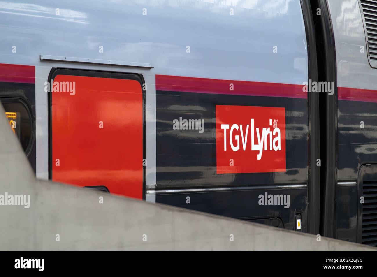 Zürich, Schweiz - 20. April 2024: TGV Lyria ist der Markenname für TGV-Bahnstrecken, die ...