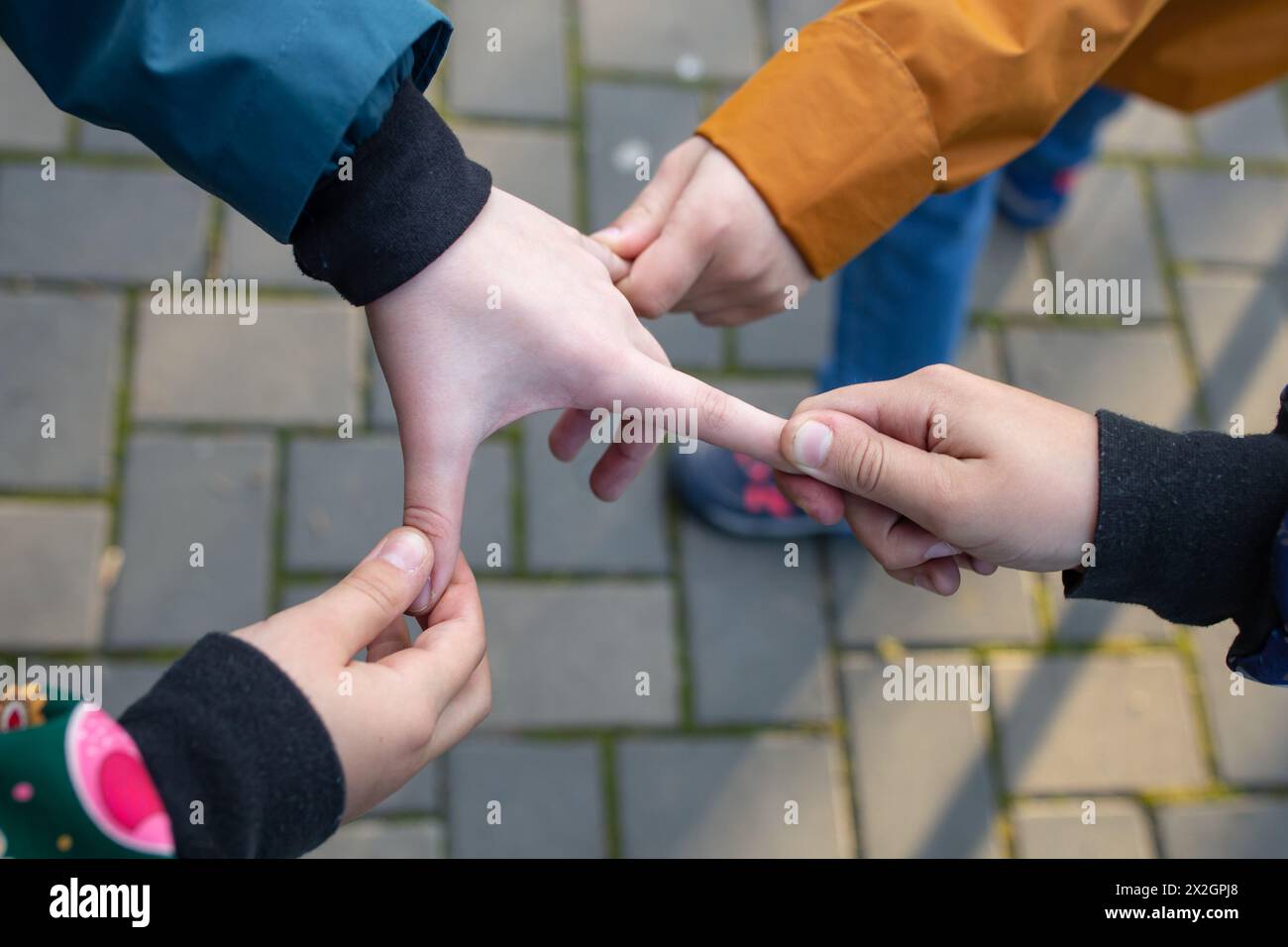 Kinder spielen auf wiese -Fotos und -Bildmaterial in hoher Auflösung ...