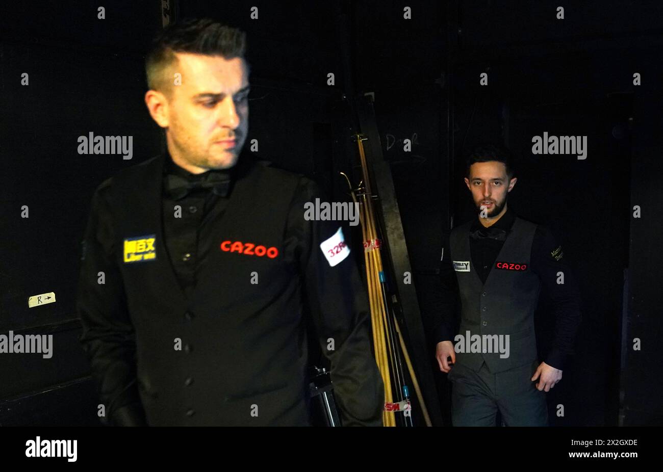 Mark Selby und Joe O'Connor gehen am dritten Tag der Cazoo World Snooker Championship 2024 im ...