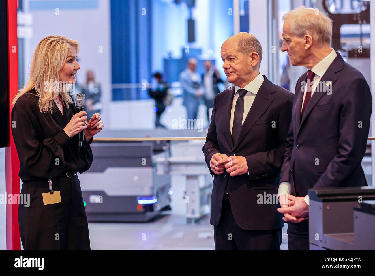 Eröffnungsrundgang des Bundeskanzlers mit dem norwegischen Ministerpräsidenten auf der Hannover ...