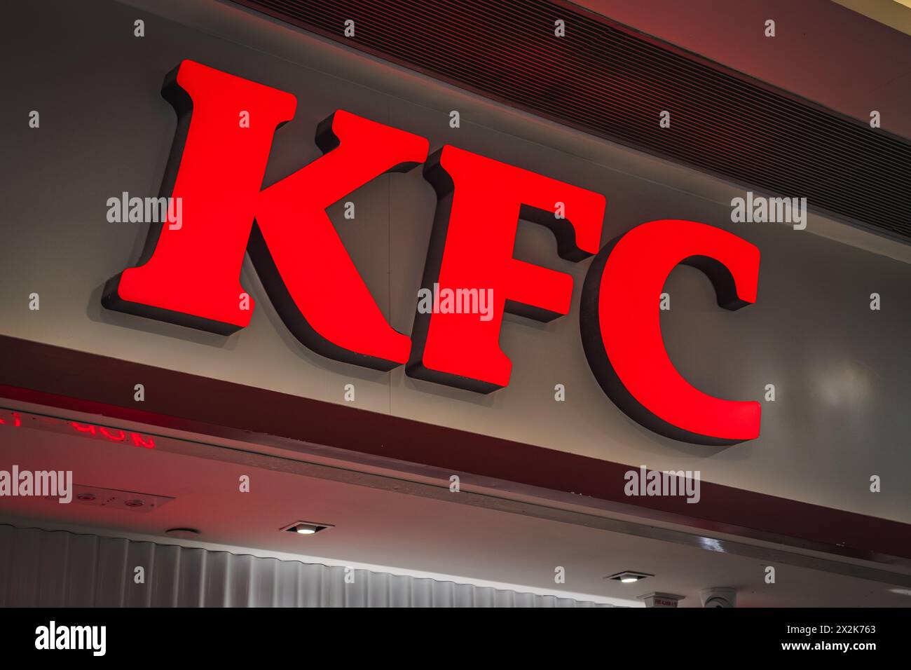 Rotes neon kfc logo -Fotos und -Bildmaterial in hoher Auflösung – Alamy