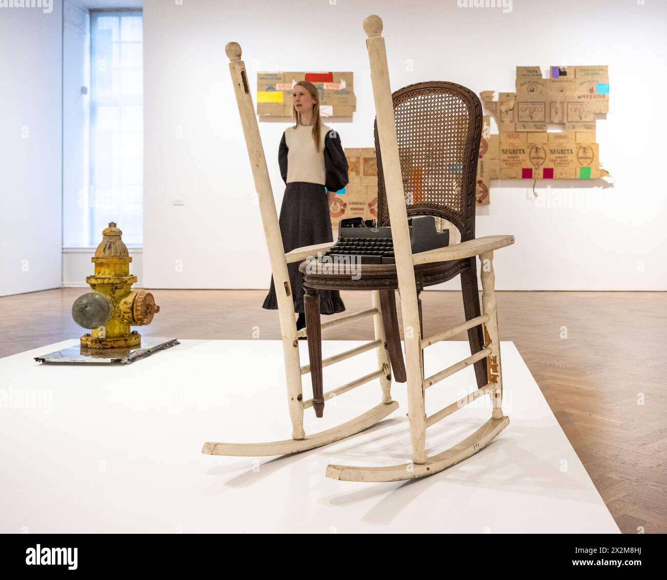 London, Großbritannien. 23. April 2024. (Vorderseite) Magnetic Script ...