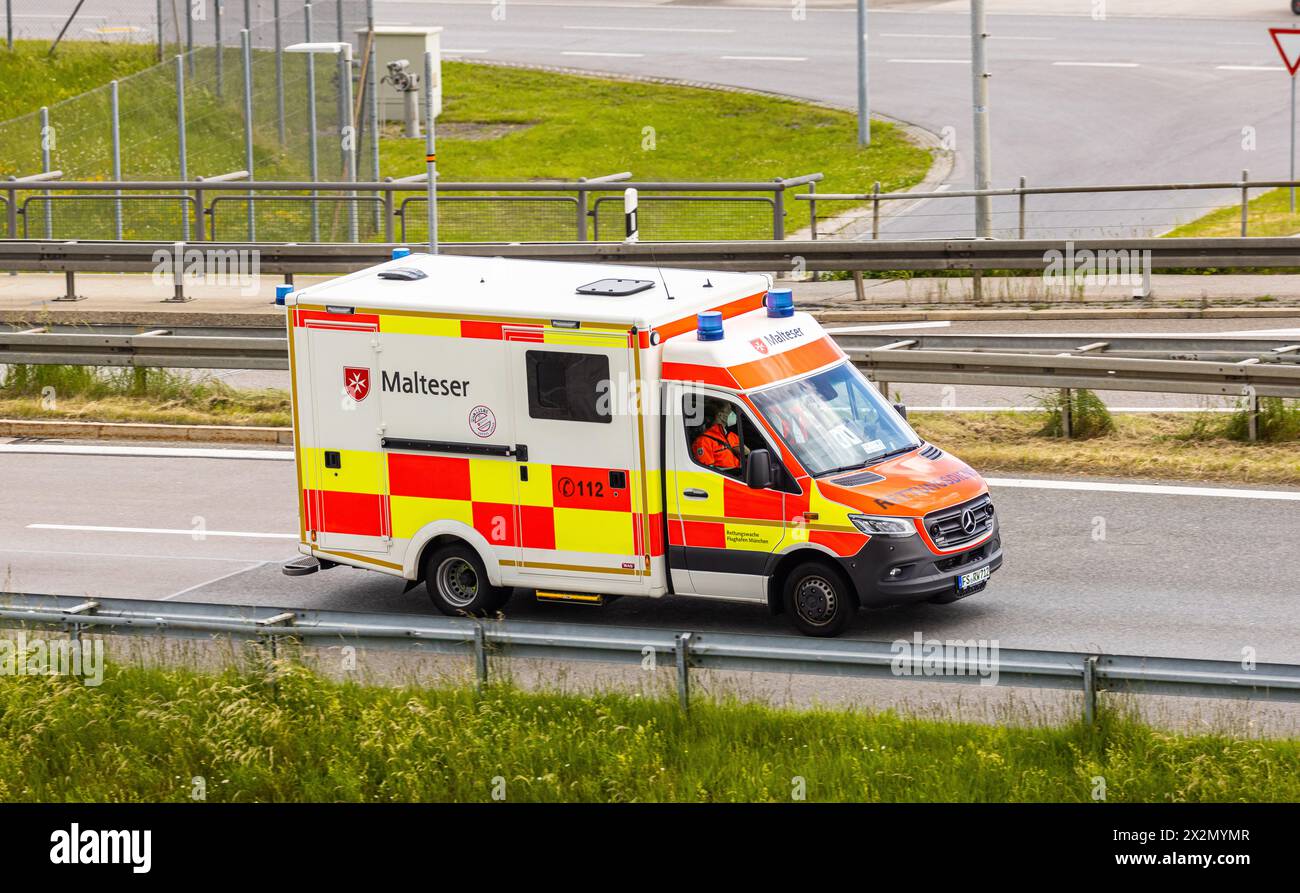 Hinter Ihnen Fahrt Ein Rettungswagen