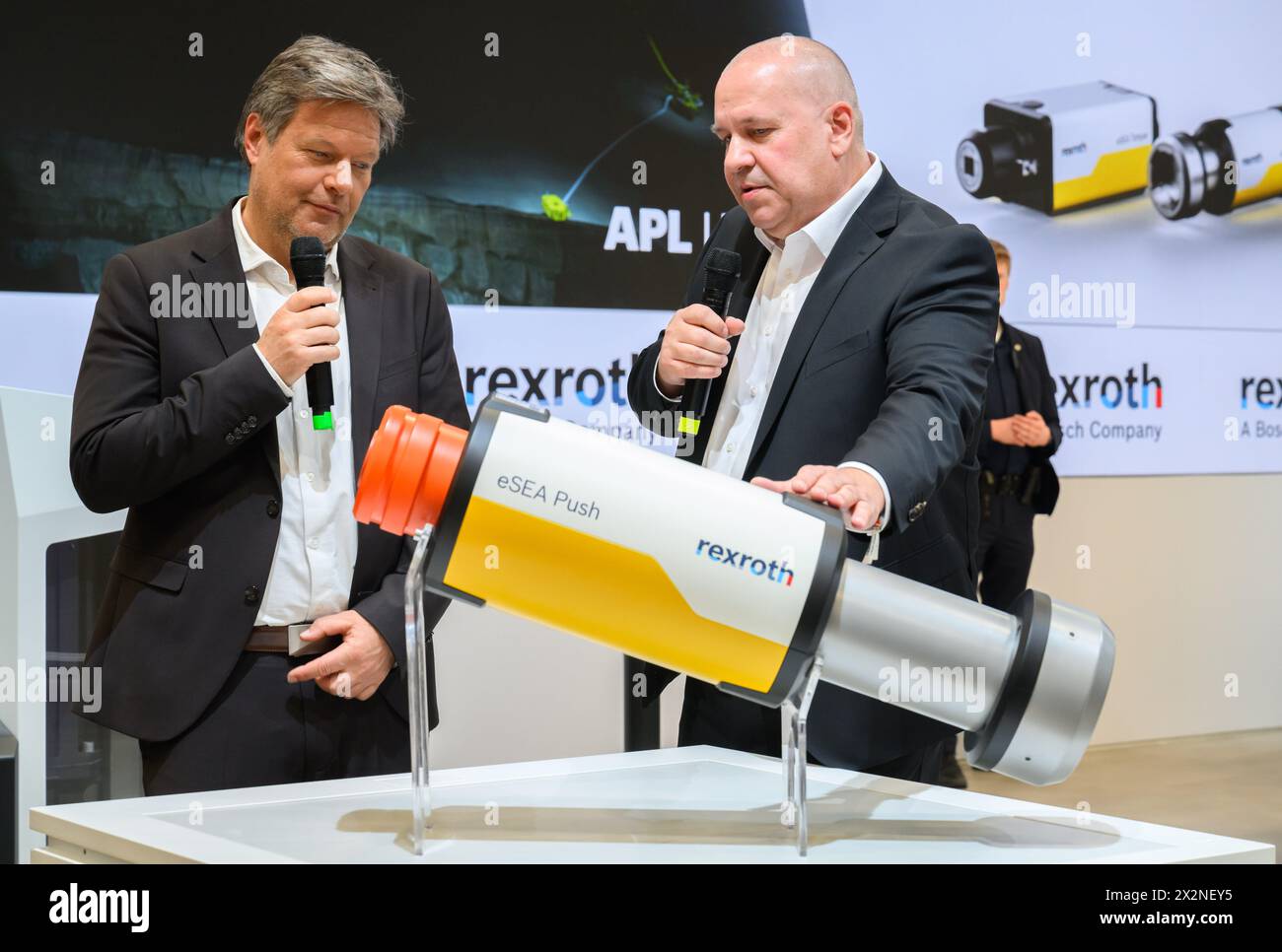 Hannover, Deutschland. April 2024. Robert Habeck (l, Grüne ...