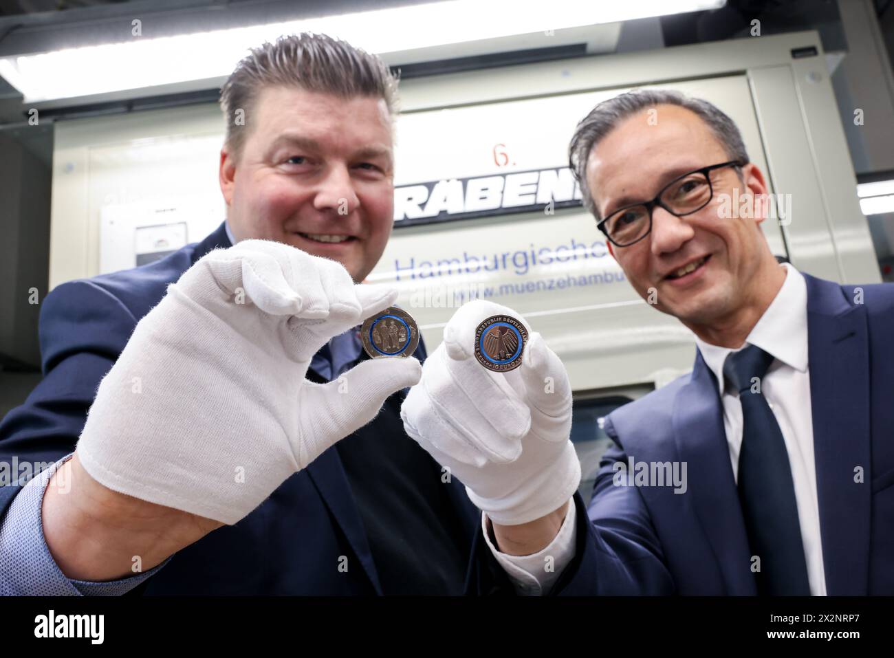 Hamburg, Deutschland. April 2024. Andreas Dressel (SPD, l), Senator für ...