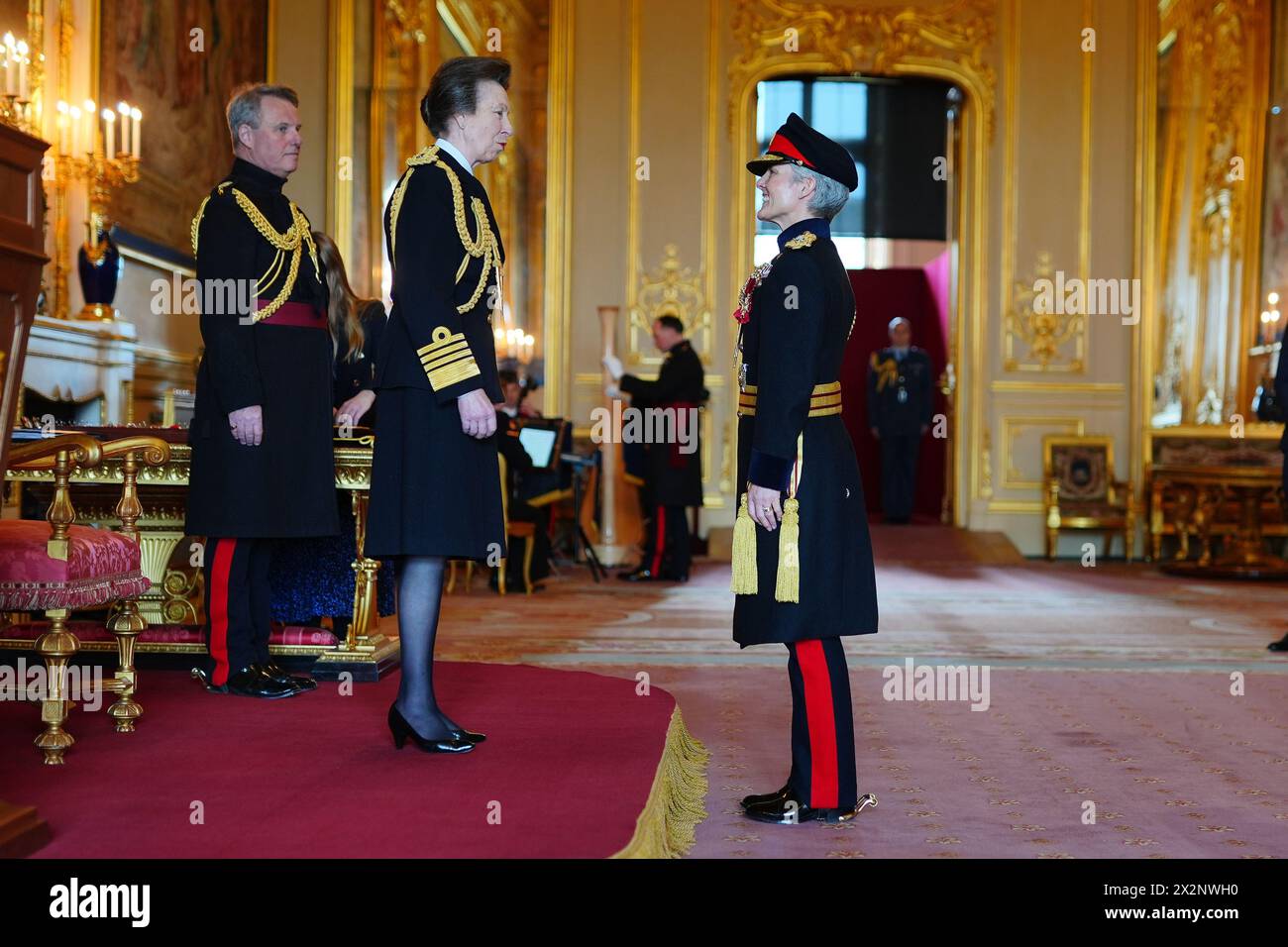 Generalleutnant Dame Sharon Nesmith wird von der Prinzessin Royal in ...
