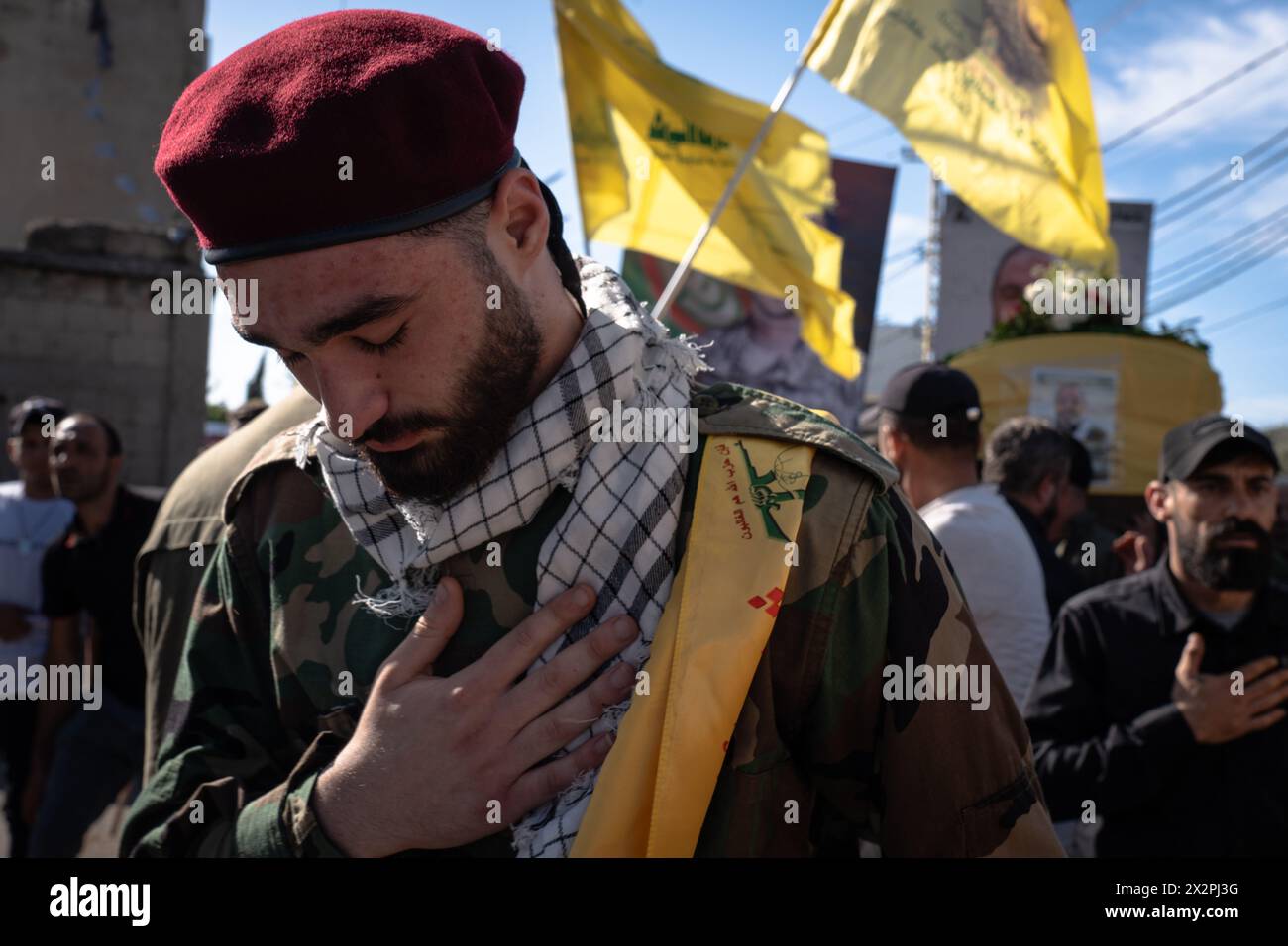 Ein Hisbollah-Kämpfer trauert während einer Beerdigung eines anderen ...