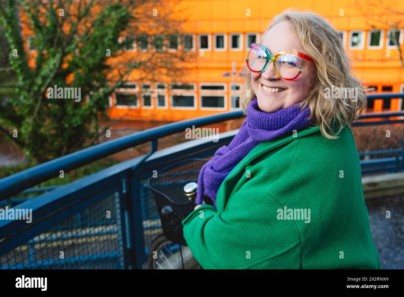 Reife kurvige frau -Fotos und -Bildmaterial in hoher Auflösung – Alamy