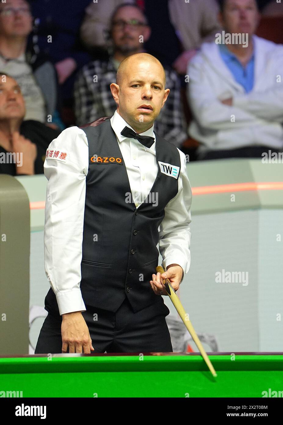 Barry Hawkins spielte einen Schuss während seines Spiels gegen Ryan Day ...