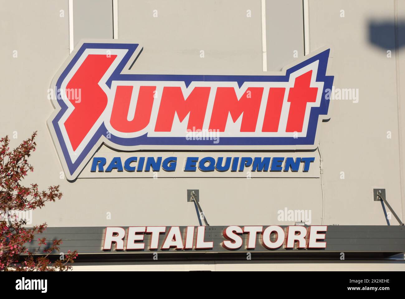 Sparks, Usa. April 2024. Ein Summit Racing Equipment Logo ist im Summit ...