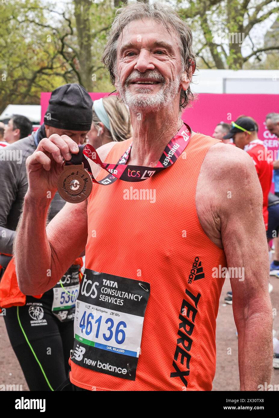 Sir Jim Ratcliffe, CEO Ineos, bringt seine Medaille beim London ...