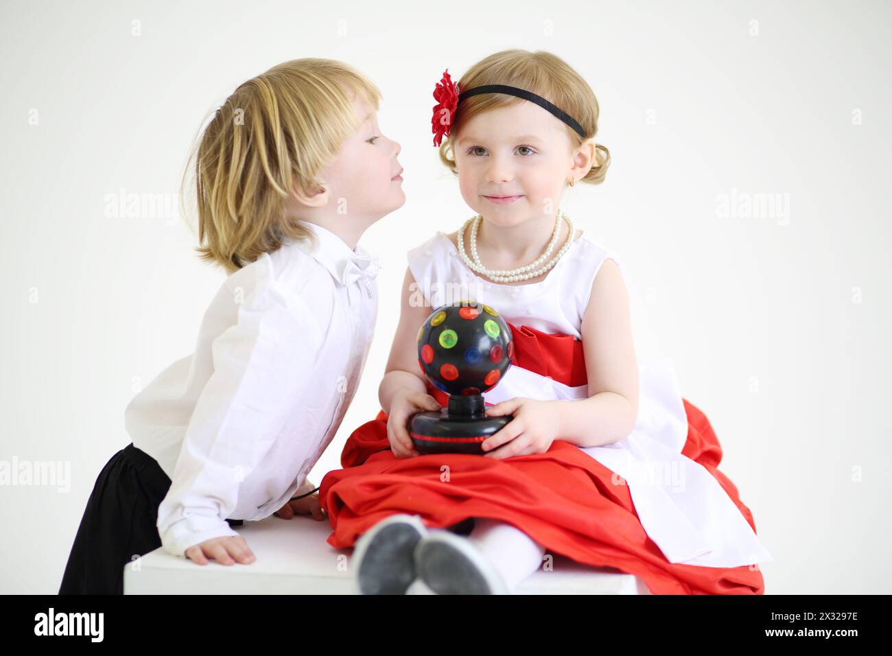 Kinder junge mädchen kuss -Fotos und -Bildmaterial in hoher Auflösung ...