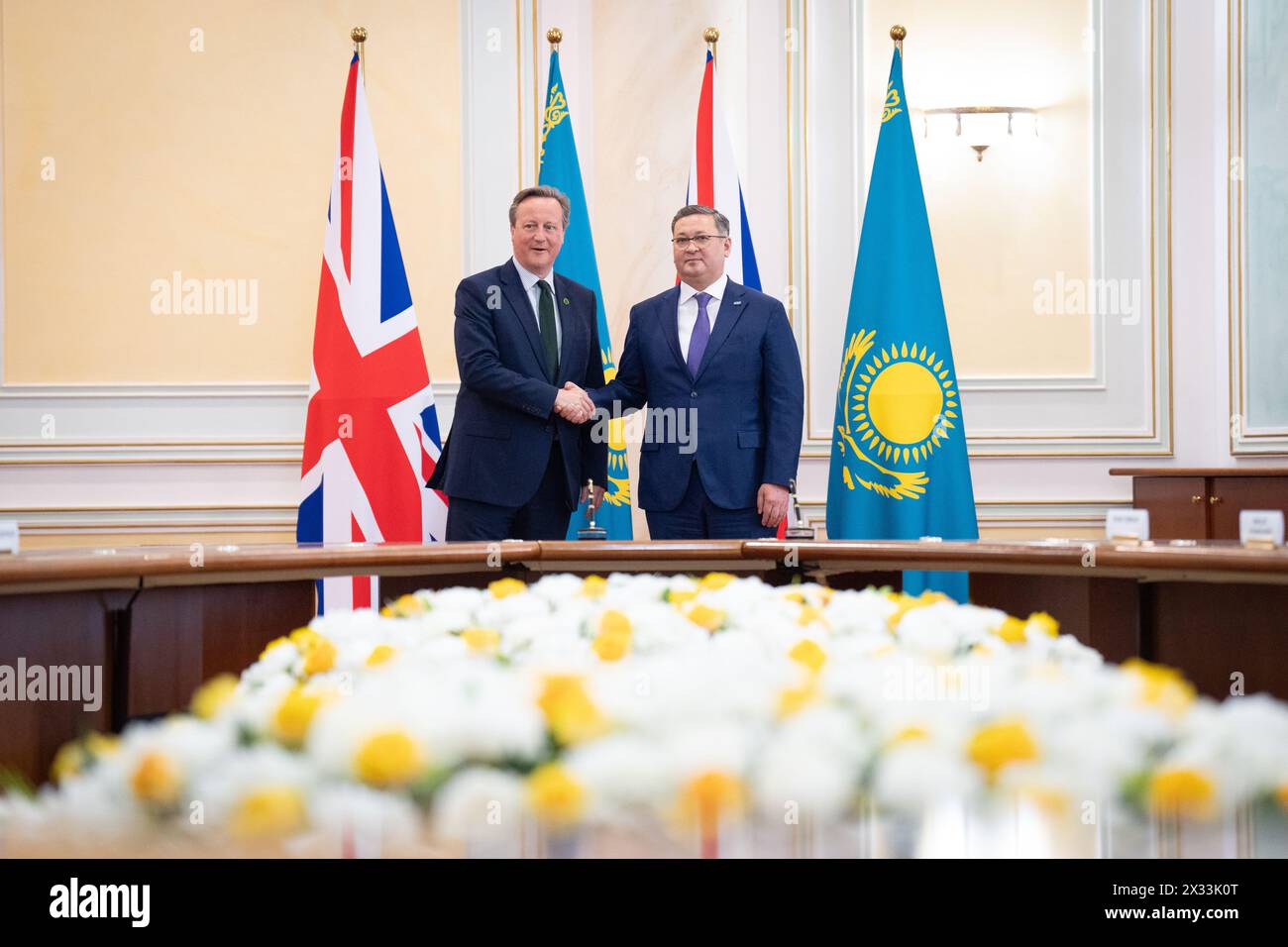 Außenminister David Cameron trifft seinen kasachischen Amtskollegen ...