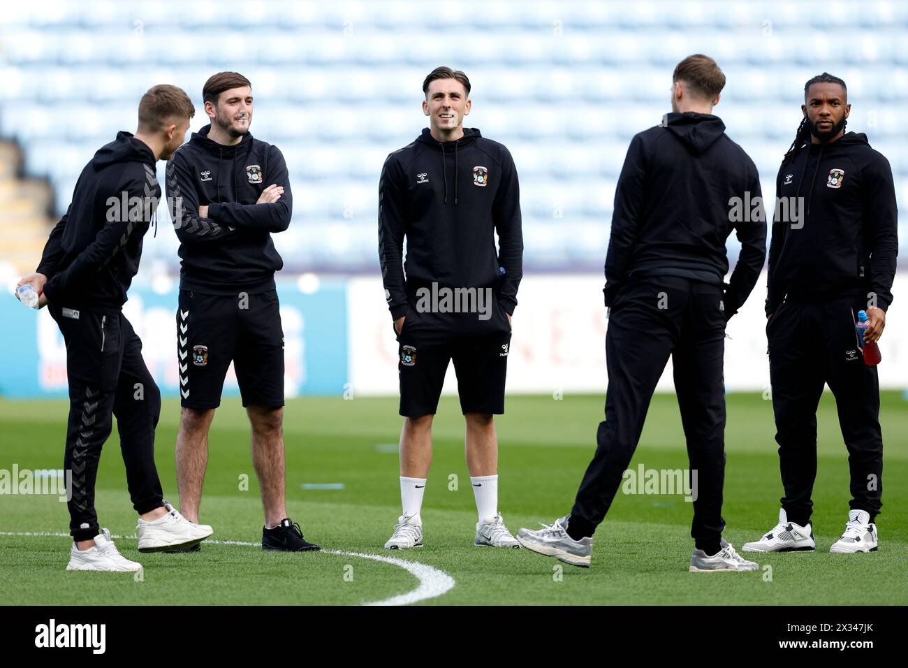 Luis Binks (Mitte) von Coventry City und Teamkollegen besichtigen das ...