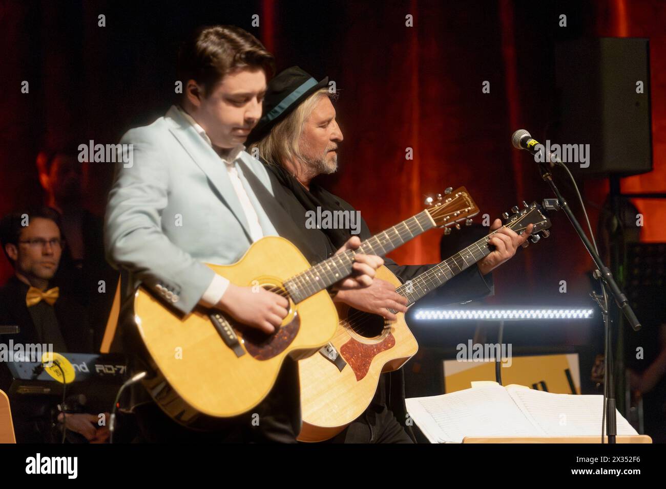 Auftritt von Sänger Dirk Zöllner re. mit Gitarrist Julian Wolf li. Live ...